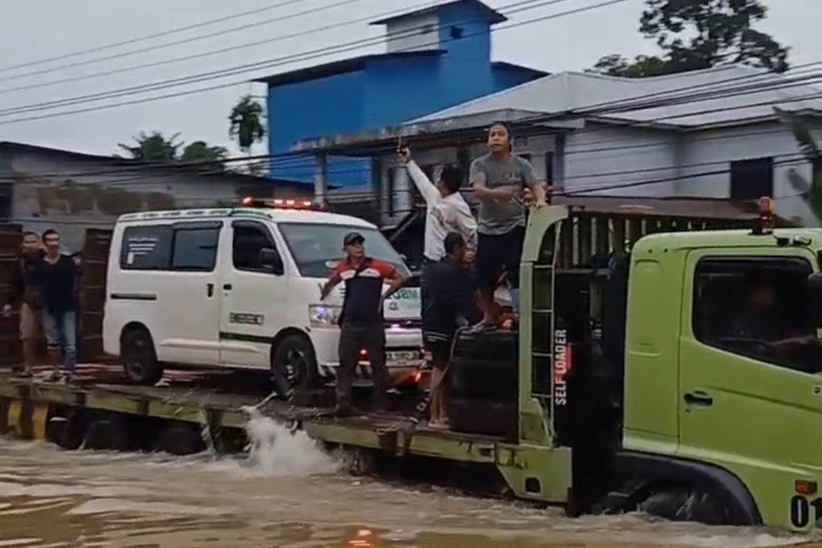 Banjir di Sanggau Capai Ketinggian 1,5 Meter, Akses ke Perbatasan ...