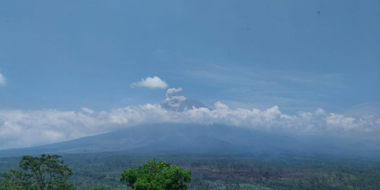 Berita Harian Gunung Semeru Luncurkan Awan Panas Guguran Terbaru Hari Ini - Kompas.com