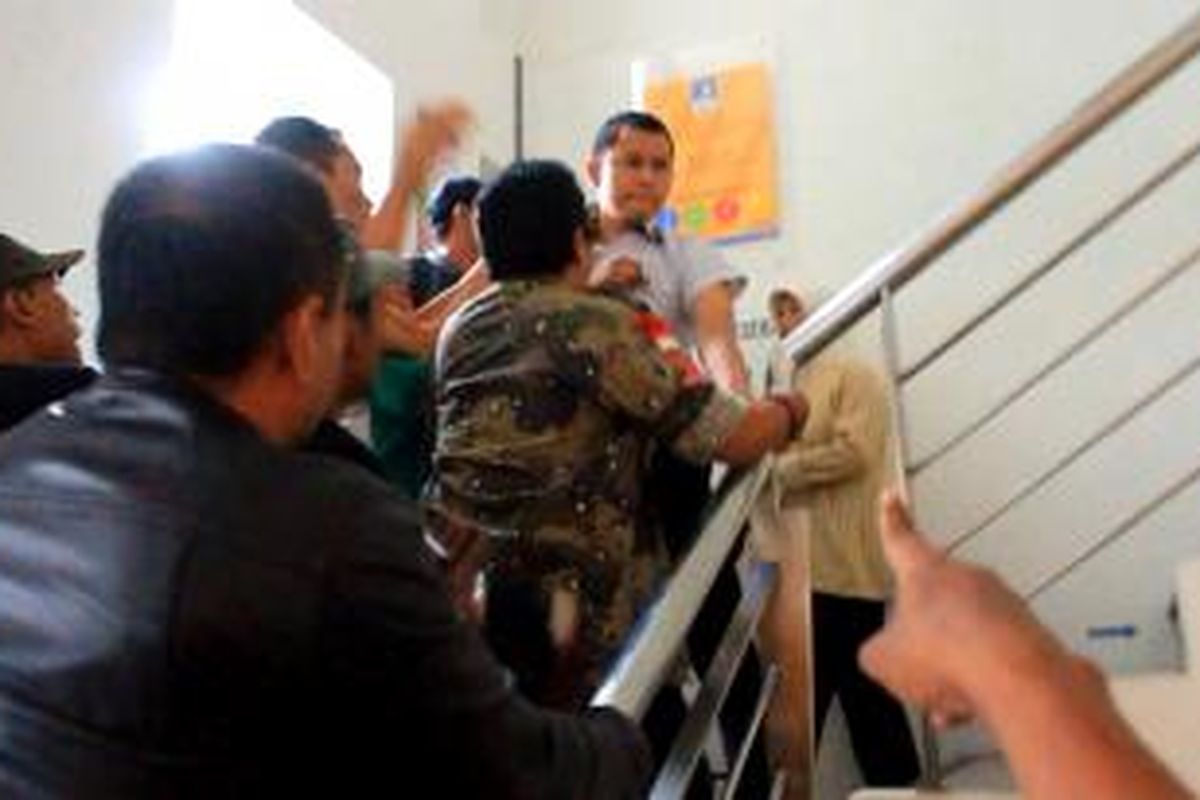 Anggota Ormas GRIB Ubrak-abrik Kantor Anggota Ormas GRIB Ubrak-abrik Kantor