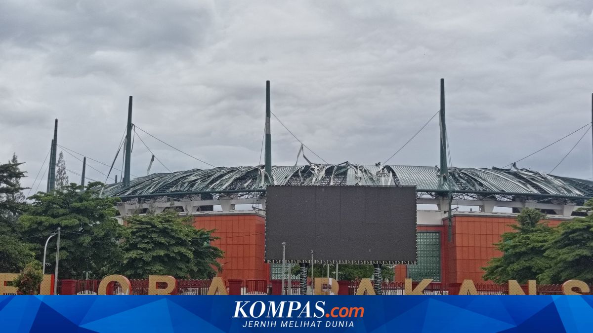 Angin Kencang, Kawasan Stadion Pakansari Cibinong Porak Poranda, Atap ...