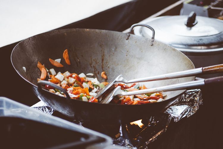 5 Langkah Membersihkan Wajan Besi agar Tahan Lama