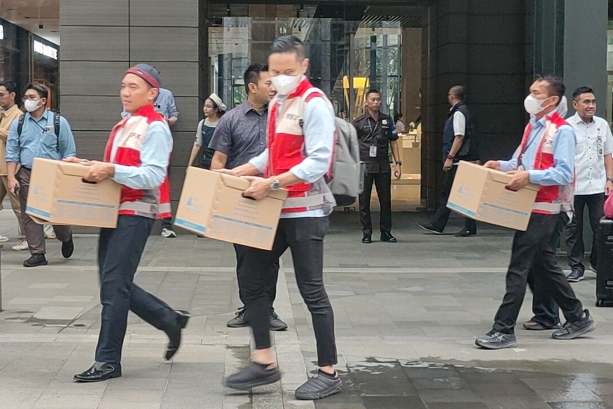 OJK dan Polri Geledah Kantor Mirae Asset di SCBD, Dokumen-dokumen Dibawa