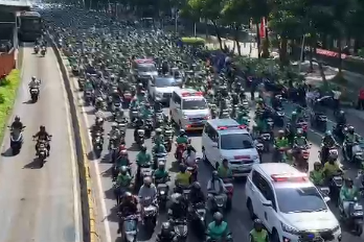 Momen Ribuan Ojol Iringi Pemakaman Affan Kurniawan, Korban Rantis Brimob