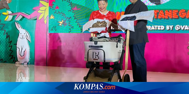 Lelang Baju Bobby Kertanegara Terjual Rp12 Juta