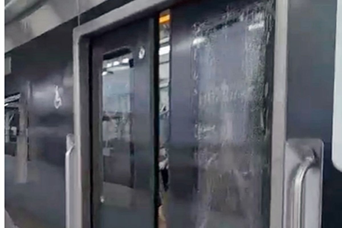 KRL Baru Jabodebek Dilempar Batu di Bogor, Kaca Pintu Retak