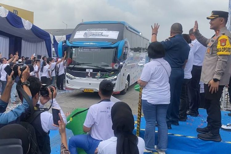 Foto : Mudik Gratis 2025, Pelindo Grup Berangkatkan Ribuan Pemudik dari Tanjung Priok Halaman 2