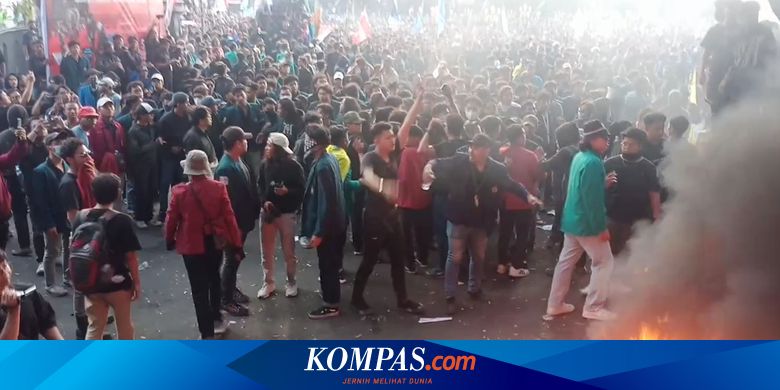 Demo Tolak Revisi UU Pilkada di Malang Ricuh, Mahasiswa Jebol Pagar DPRD