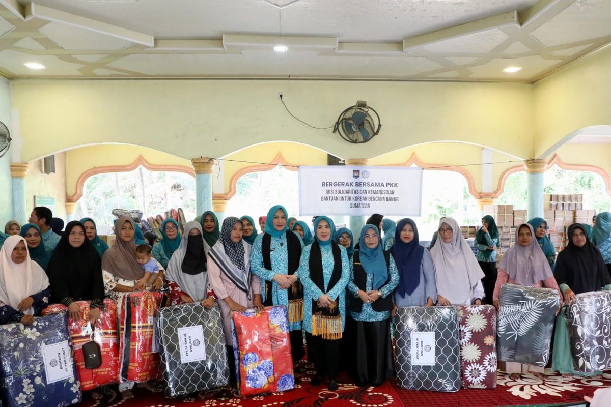 TP PKK Pusat Salurkan Bantuan kepada Korban Bencana Banjir Bandang di ...