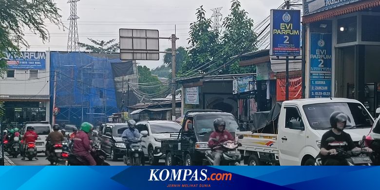 Jalan Raya Condet yang Masih Macet meski Sudah Memasuki Jam Kerja...