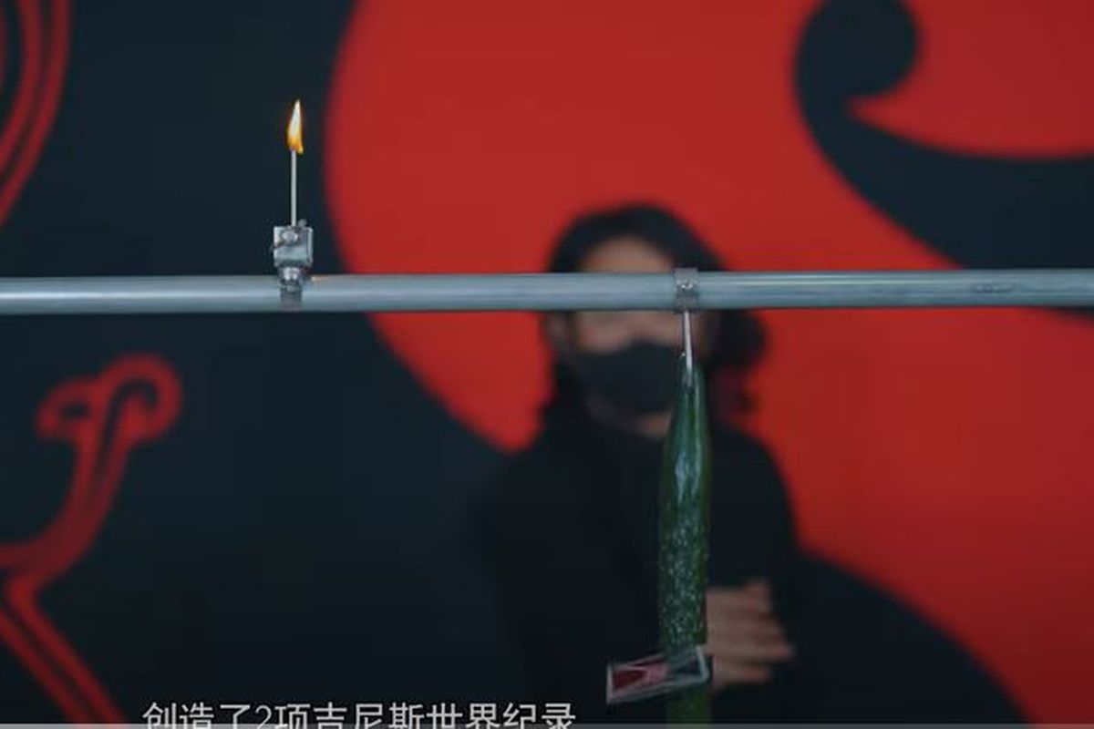 Pria China Lempar Kartu Remi untuk Mengiris Mentimun dan Menyalakan ...