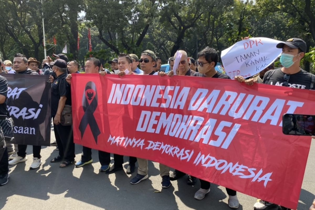 Demo di Depan MK, Aktivis '98 dan Guru Besar: Jokowi dan DPR Ugal ...
