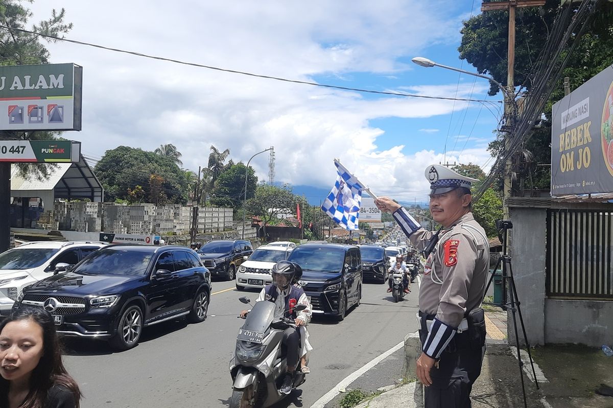 Arus ke Puncak Bogor Masih Padat Siang Ini, Polisi Berlakukan Lajur Satu Arah ke Jakarta.