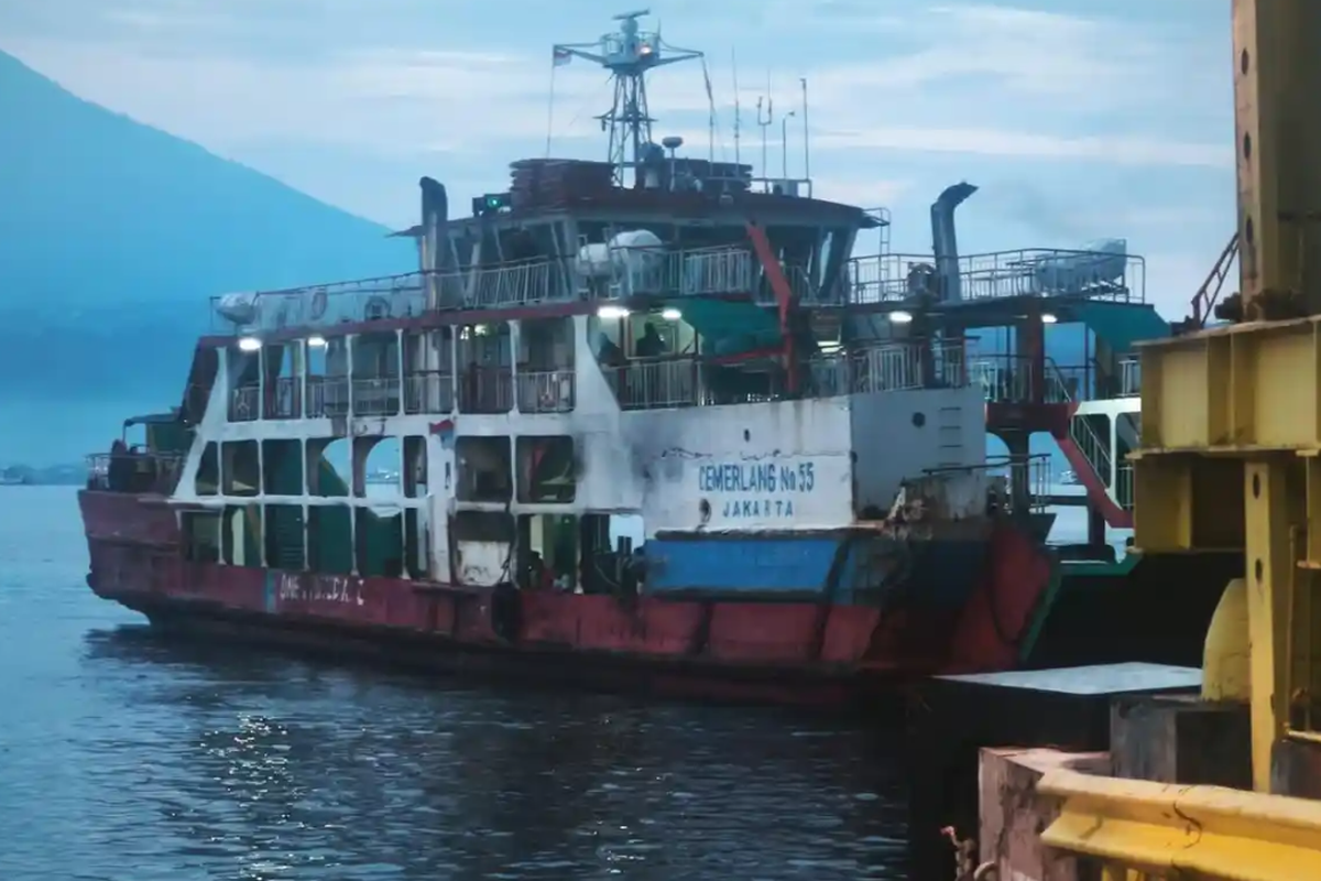 KMP Cemerlang 55 Kandas di Selat Bali, 55 Penumpang Dievakuasi
