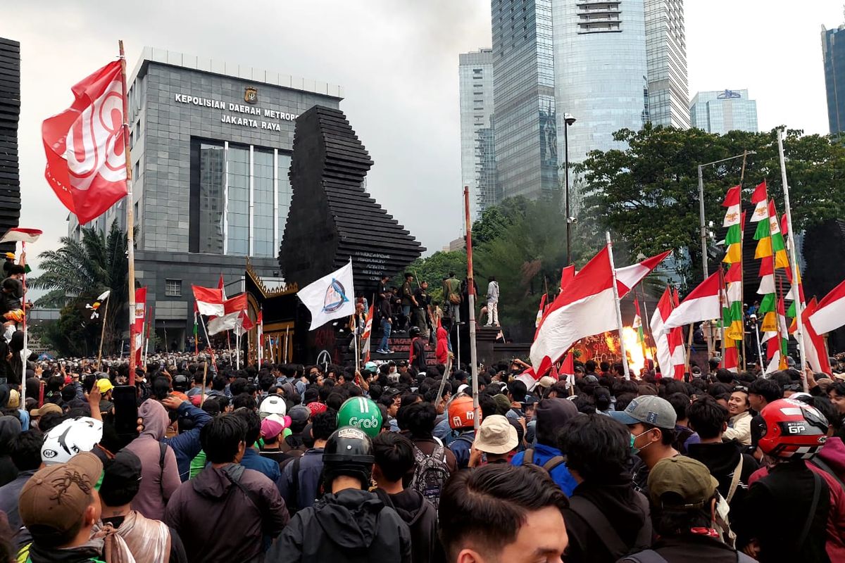 Massa Demo Masih Padati Polda Metro hingga Malam, meski Diguyur Hujan