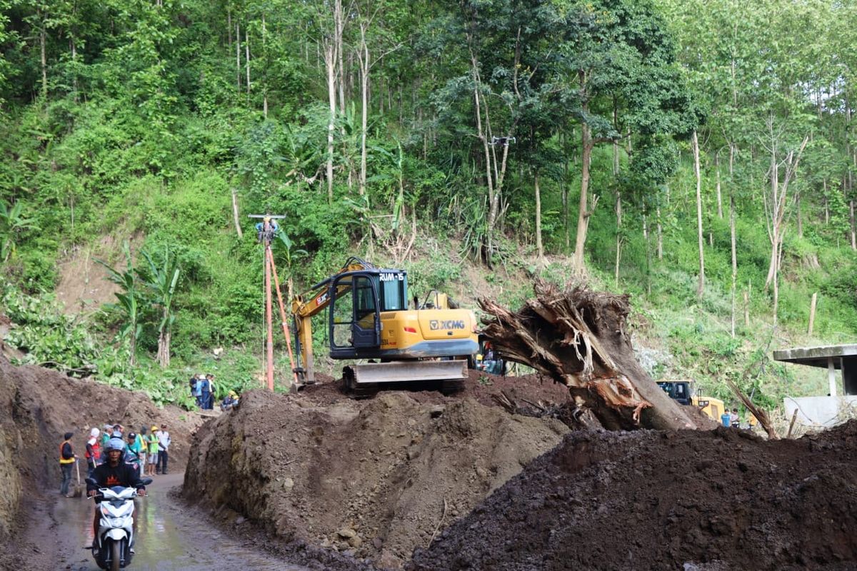 Sempat Tertimbun Longsor, Jalan Bagbagan Sukabumi Kini Bisa Dilalui ...