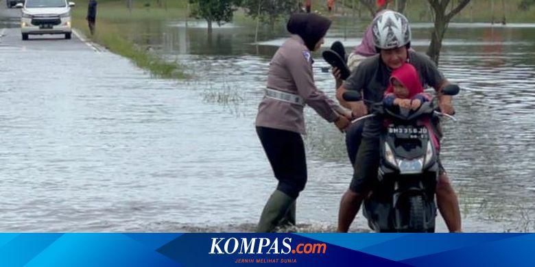 Cerita Polisi yang Siaga di Jalan Terendam Banjir, Seragam Basah Kering di Badan