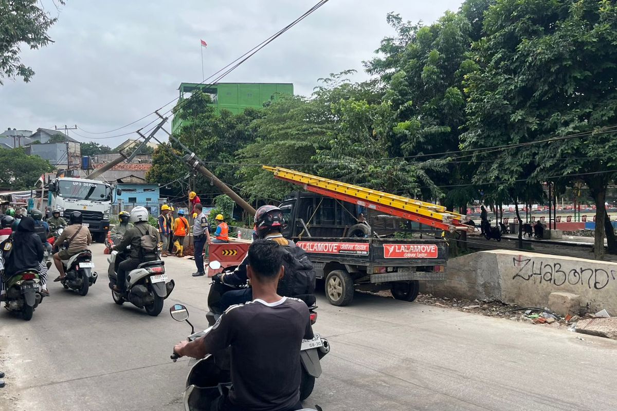 Tiang Roboh di Jalan Pitara Depok, Lalu Lintas Tersendat dan Listrik Padam