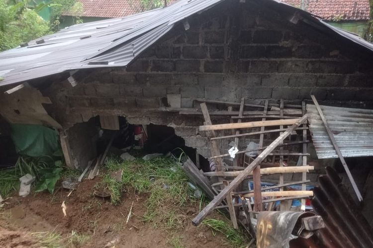 Tebing Setinggi 7 Meter di Wonosobo Longsor, Timpa Rumah Warga