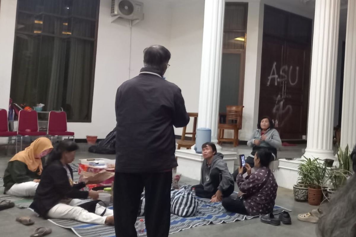 Puluhan Nasabah Koperasi BLN Bertahan di Rumah Bos Nicho, Tuntut Uang ...