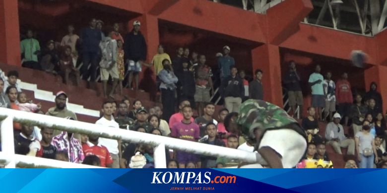 Aksi Suporter Lompat Pagar Picu Kericuhan di Final Sepak Bola Pekan ...