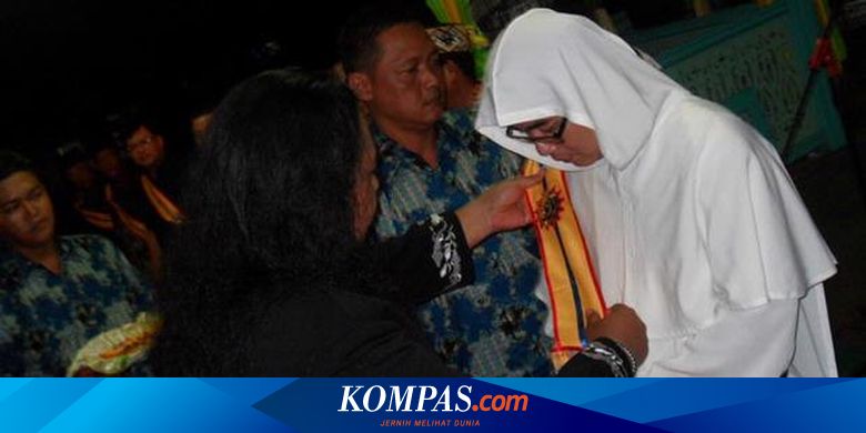Sultan Anugerahi Gelar Romo Robini