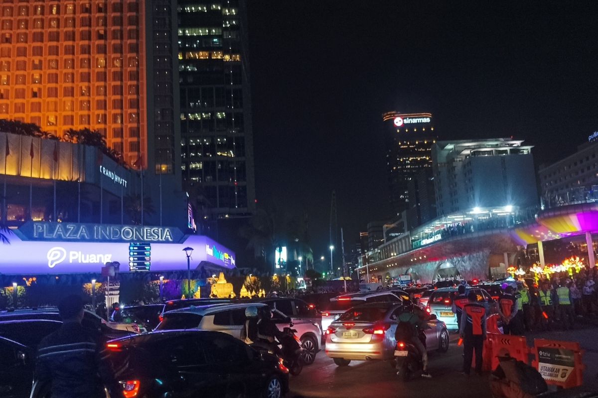 Ada Acara Peringatan Waisak, Lalu Lintas di Bundaran HI Padat Merayap