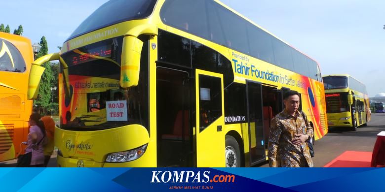 Kepala Ahok "Kejedot" Saat Menjajal Bus Tingkat Mercy