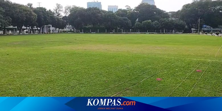 Jelang Shalat Idul Fitri, Masjid Agung Al-Azhar Pasang Pembatas Saf ...