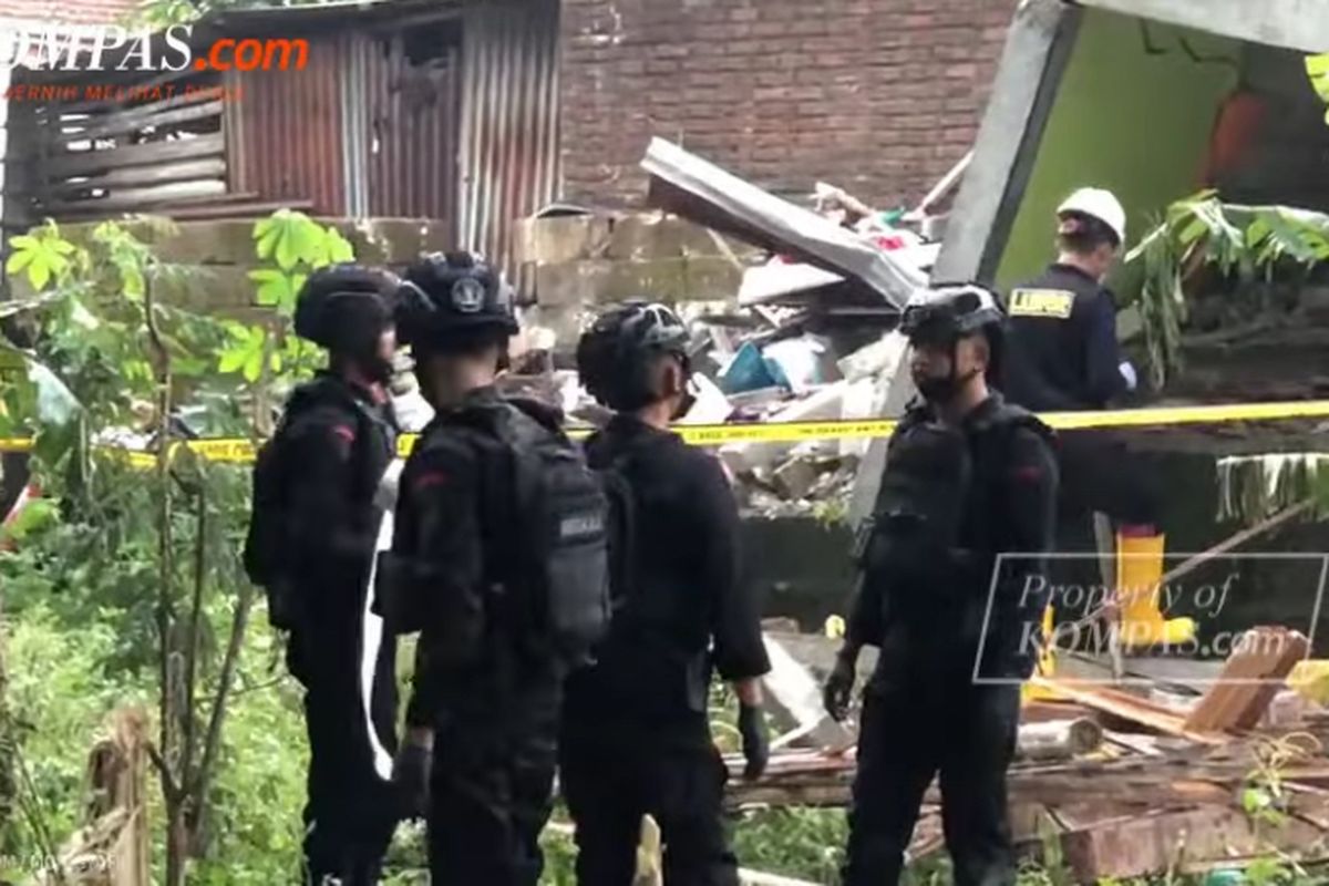 Labfor Temukan Sisa Bahan Peledak di Depan Kamar Rumah Polisi Mojokerto