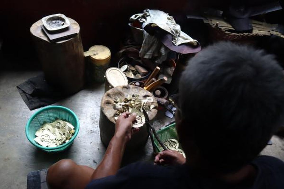 Pesanan Pin Garuda Nihil, Perajin Kuningan Banyumas Bertahan dari ...
