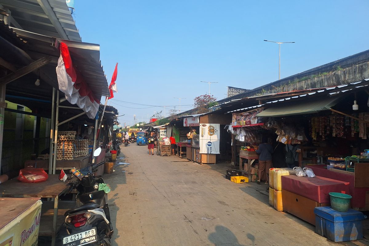 Mengintip Pasar Cipluk di Jakut: Dibangun di Bawah Tol dan Buka 24 Jam