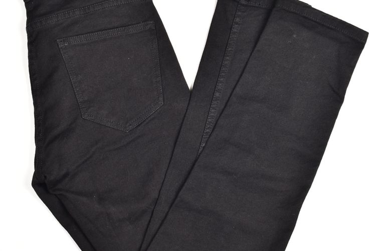 Trik Mempertahankan Warna Celana Jeans Hitam dengan Cuka dan Garam