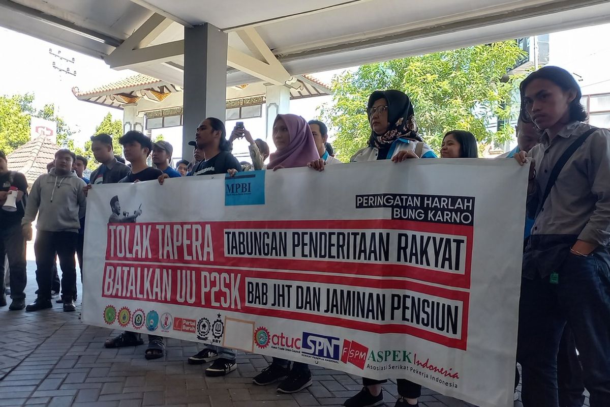 Momen Buruh Bentangkan Spanduk 