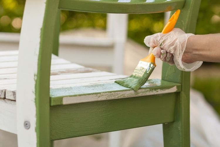 Cara Mengecat Furnitur Kayu tanpa Mengamplas Permukaan