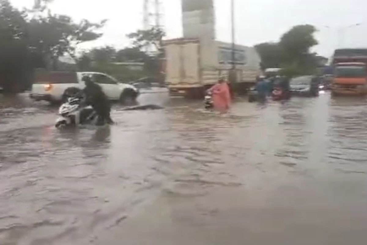 Banjir Rob Masih Genangi Jalur Pantura Demak-Semarang, Ketinggian Capai 40 Cm