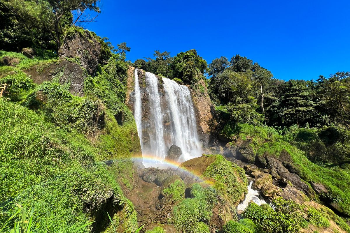 Curug Sewu, Indahnya Air Terjun Tertinggi Jawa Tengah dengan Pelangi