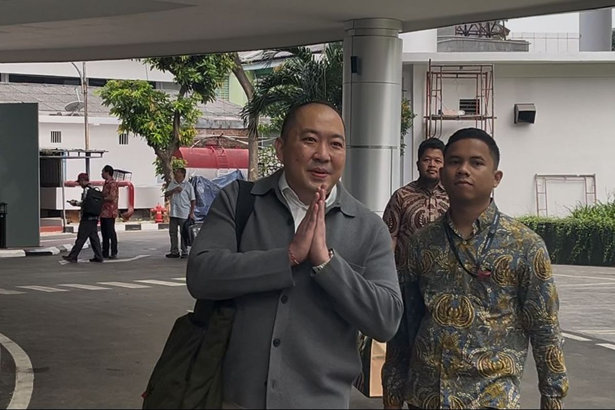 Bos Sritex Iwan Kurniawan Tiba di Kejagung, Tersenyum Sambil Bawa Dokumen
