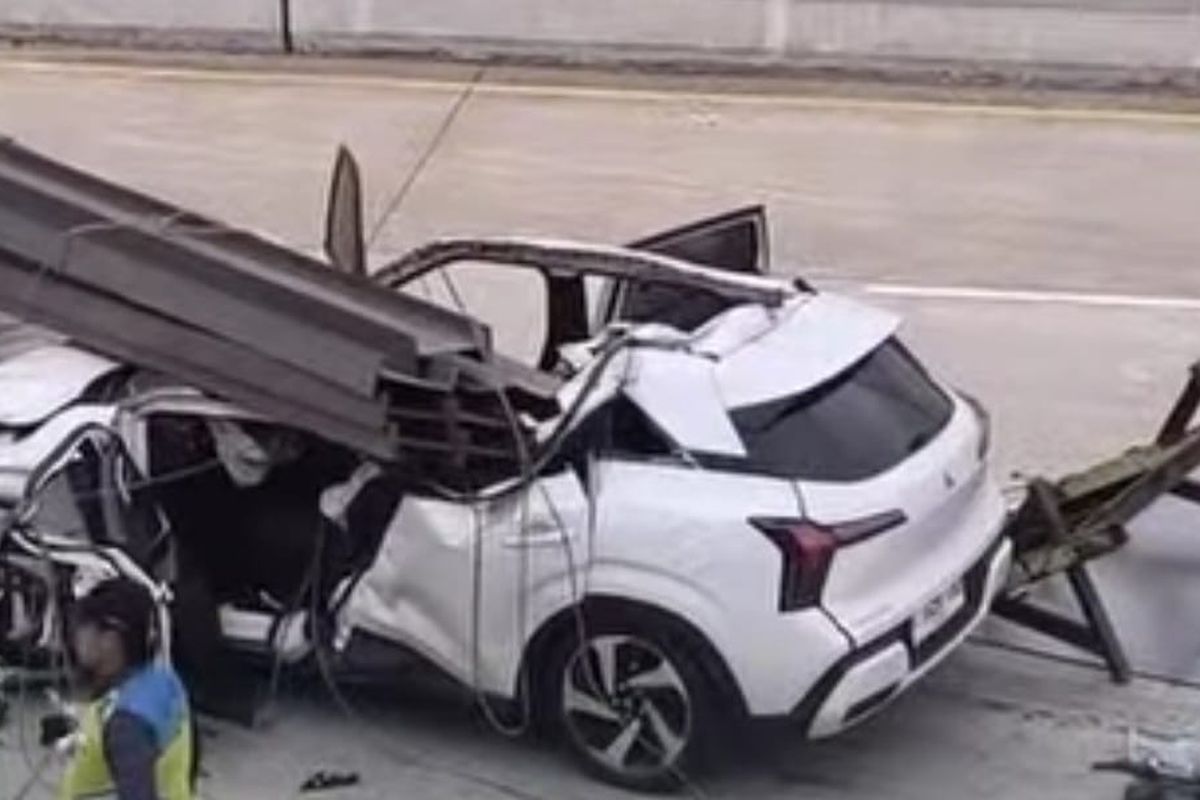Kecelakaan di Tol Desari, Mobil Ringsek Tertimpa Besi