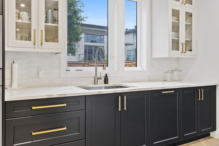 Apakah Warna Kitchen Set Harus Sama dengan Dinding Dapur?