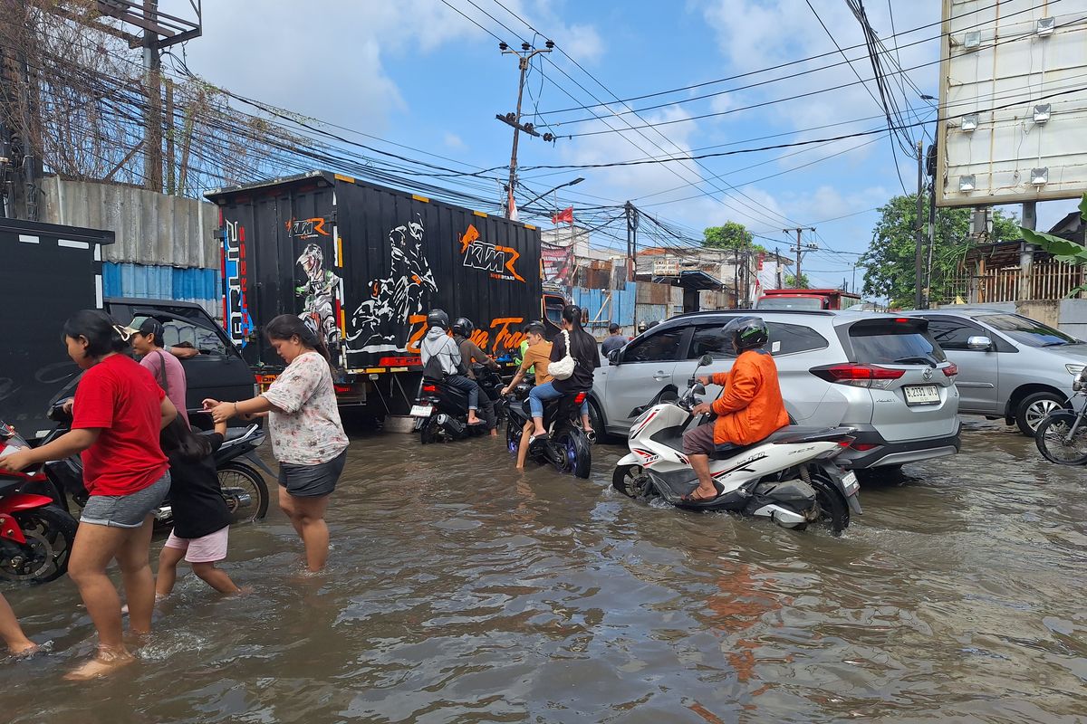 Sejumlah Motor Mogok Saat Menerobos Banjir di Jalan Kamal Raya Jakbar