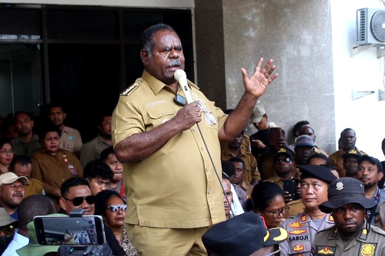 Foto : Demo Tambang Nikel Raja Ampat, Gubernur Elisa Kambu: Kewenangan ...