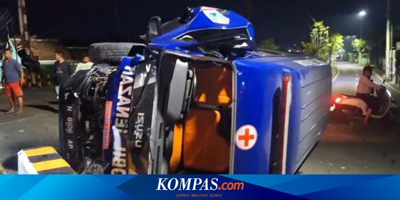 Tabrak Pembatas Jalan, Ambulans Bawa Jenazah Terguling di Madiun, 4 Pengantarnya Selamat