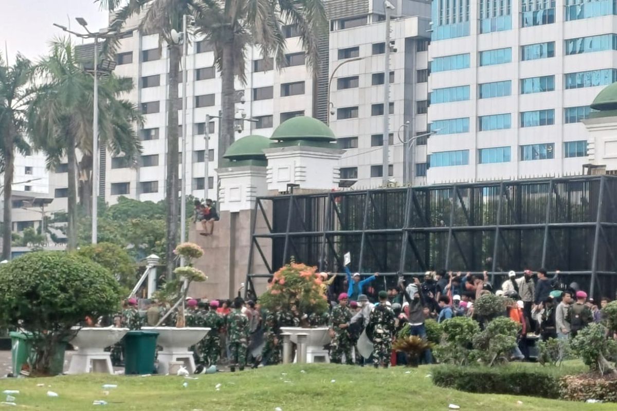 Massa Demo Masuki Gerbang DPR, Aparat: Silakan Keluar