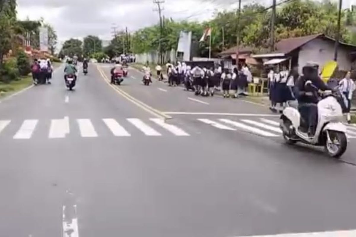 Sopir Angkot di Ambon Mogok Massal, Siswa dan Warga Telantar di Jalan