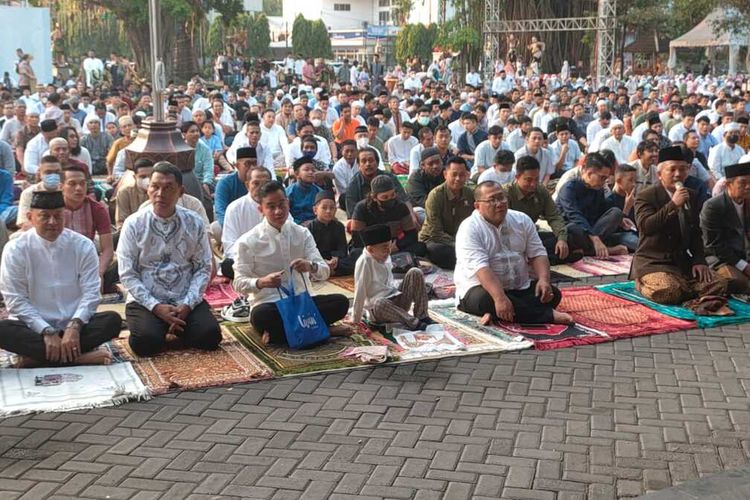 Tak Dampingi Presiden Jokowi, Gibran Bersama Jan Ethes dan Selvi Ananda Shalat Idul Fitri di ...