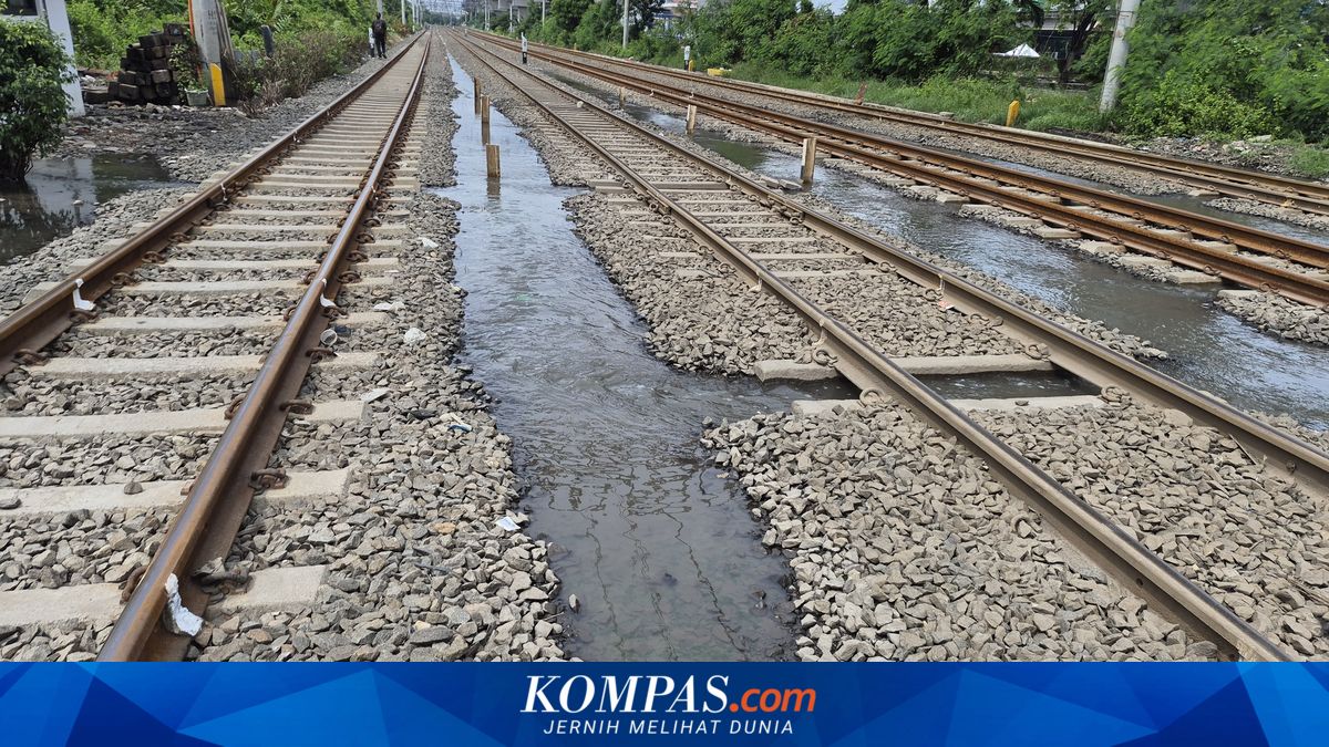 Banjir Rob Masuk Rel Kereta Api Depan JIS, KRL dan Kereta Barang Tetap ...