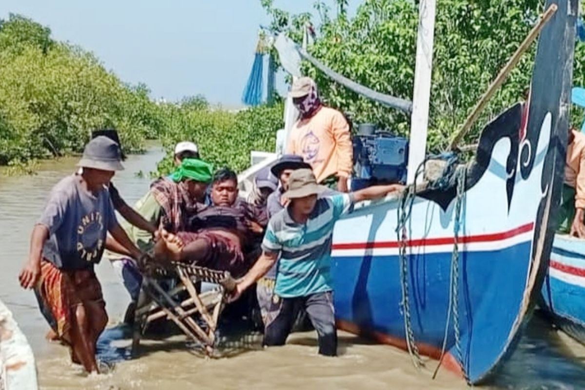 Dihantam Ombak Besar, Perahu Nelayan Karam, 2 Korban Ditemukan ...