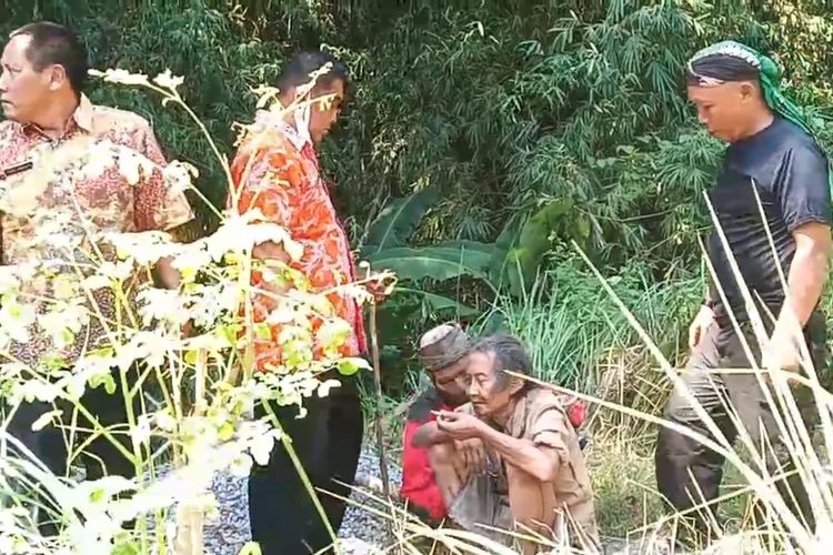 Kisah Mbah Nyoto, 7 Tahun Tinggal di Lubang Tanah Dekat Kuburan Madiun Kisah Mbah Nyoto, 7 Tahun Tinggal di Lubang Tanah Dekat Kuburan Madiun