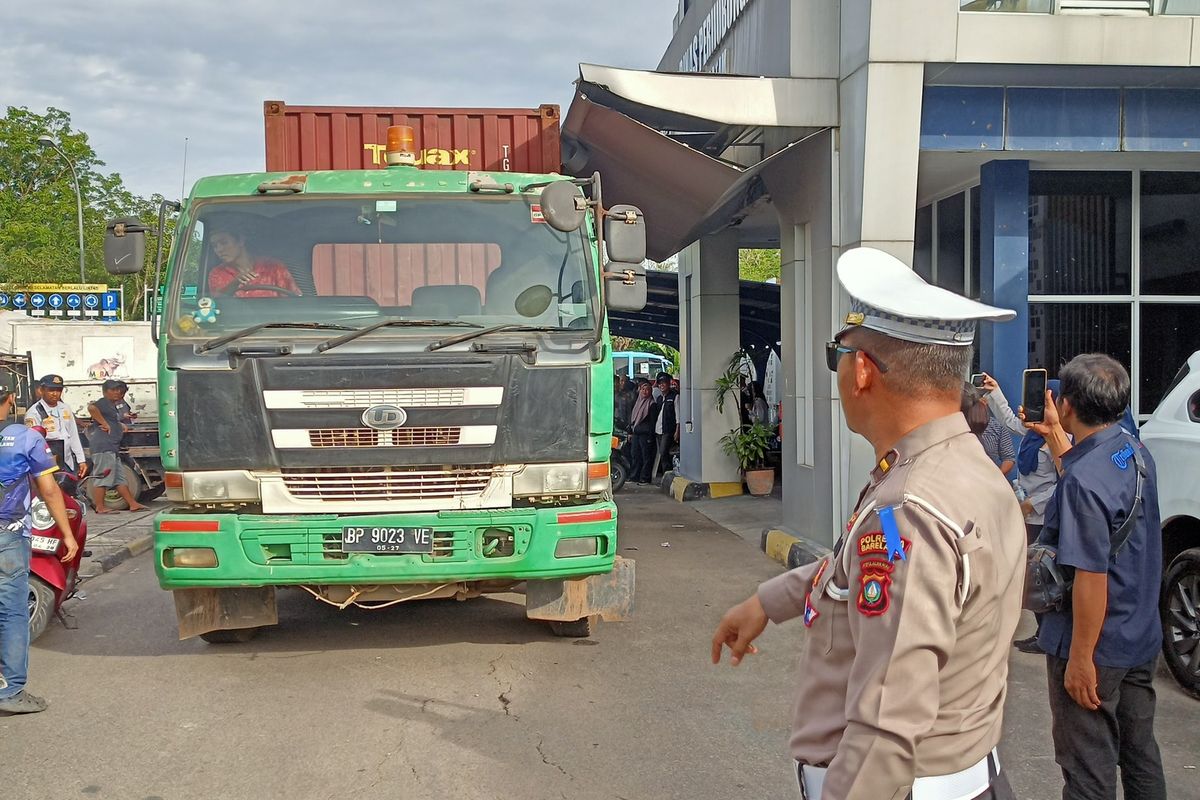 Diminta Menepi, Truk Trailer Malah Rusak Atap Kantor Dishub Saat Razia Patuh 2025 di Batam