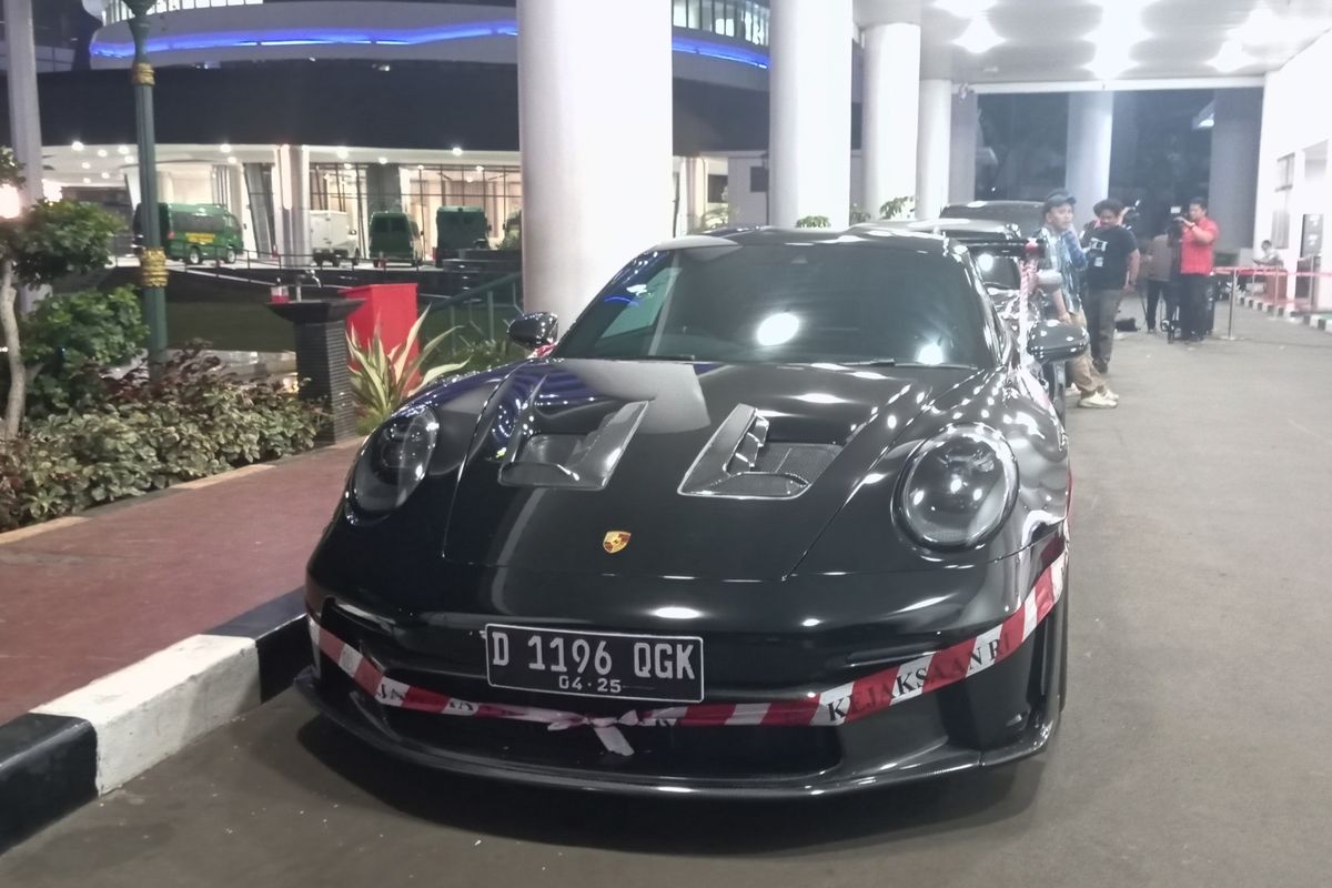 Mobil Porsche hingga Kapal Milik Pengacara Ary Bakri "Gadun FM" Disita Kejagung